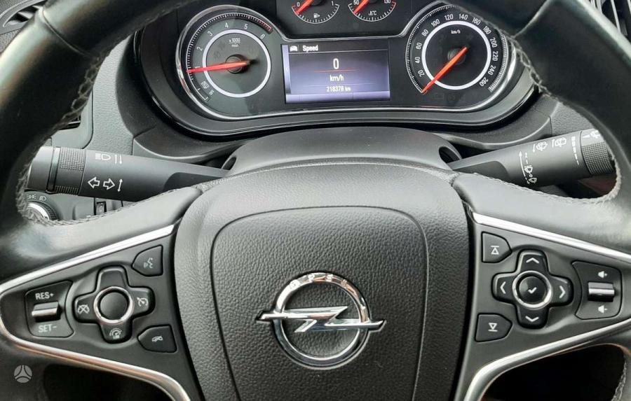 White Opel Insignia 2014 in Marijampole, with an engine capacity of 1.96 L and mileage of 219 thousand km for 4950 €, photo 12 on AUTOMOTO.COM.LV