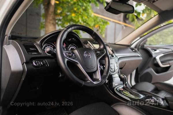 White Opel Insignia 2014 in Tallinn, with an engine capacity of 2.00 L and mileage of 221 thousand km for 5990 €, photo 9 on AUTOMOTO.COM.LV