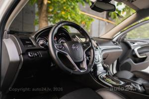 White Opel Insignia 2014 in Tallinn, with an engine capacity of 2.00 L and mileage of 221 thousand km for 5990 €, photo 9 on AUTOMOTO.COM.LV