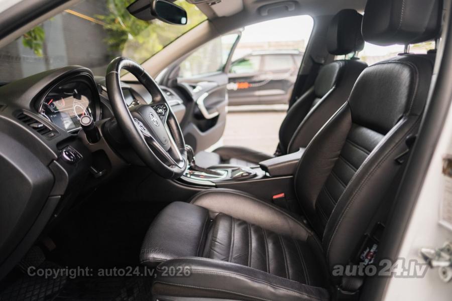 White Opel Insignia 2014 in Tallinn, with an engine capacity of 2.00 L and mileage of 221 thousand km for 5990 €, photo 10 on AUTOMOTO.COM.LV