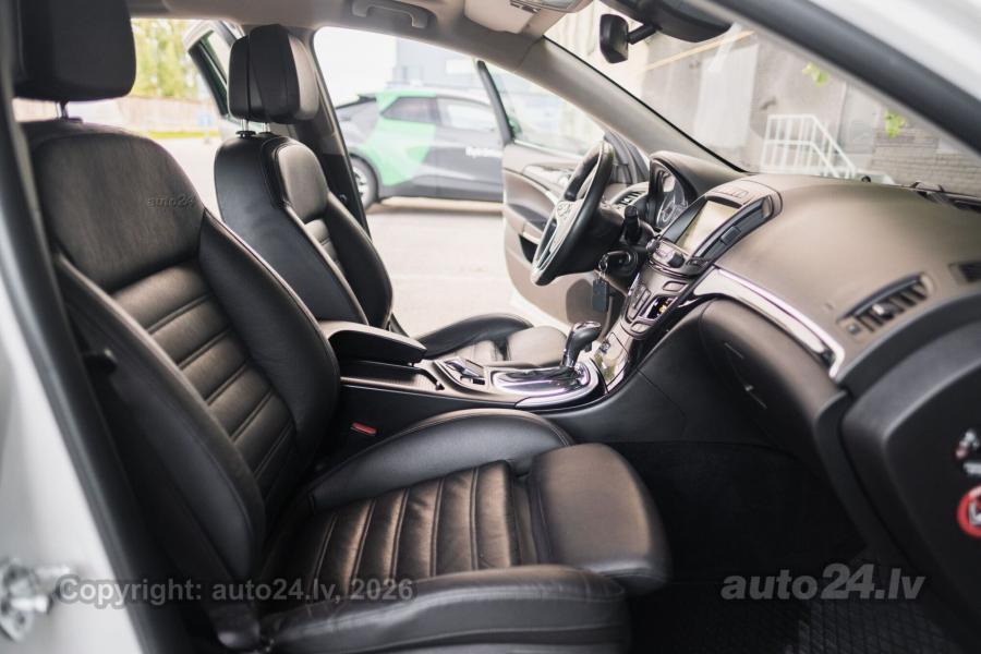 White Opel Insignia 2014 in Tallinn, with an engine capacity of 2.00 L and mileage of 221 thousand km for 5990 €, photo 12 on AUTOMOTO.COM.LV