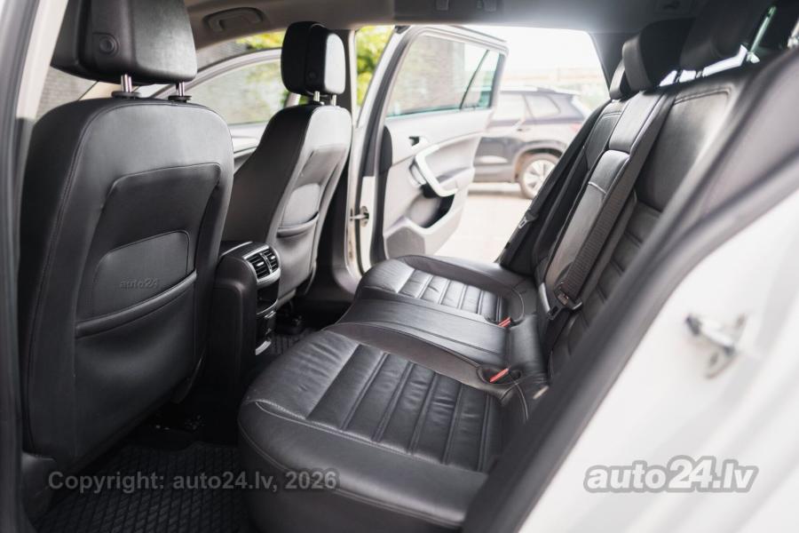 White Opel Insignia 2014 in Tallinn, with an engine capacity of 2.00 L and mileage of 221 thousand km for 5990 €, photo 13 on AUTOMOTO.COM.LV