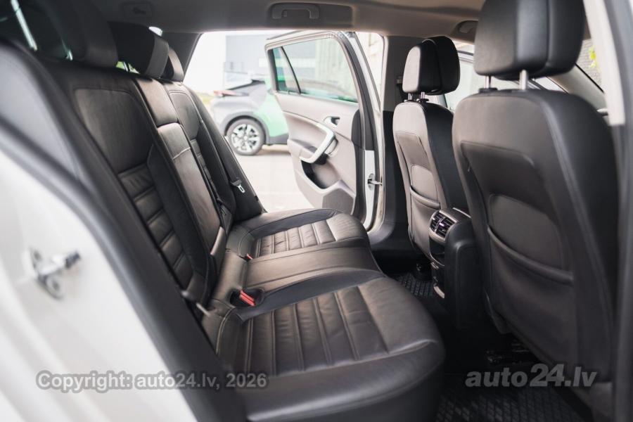 White Opel Insignia 2014 in Tallinn, with an engine capacity of 2.00 L and mileage of 221 thousand km for 5990 €, photo 14 on AUTOMOTO.COM.LV