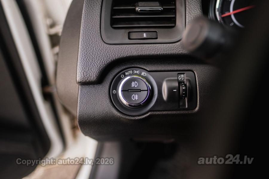White Opel Insignia 2014 in Tallinn, with an engine capacity of 2.00 L and mileage of 221 thousand km for 5990 €, photo 16 on AUTOMOTO.COM.LV
