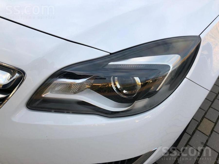 White Opel Insignia 2015 in Talsi, with an engine capacity of 2.00 L and mileage of 276 thousand km for 7470 €, photo 3 on AUTOMOTO.COM.LV