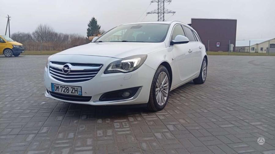White Opel Insignia 2015 in Taurage, with an engine capacity of 1.96 L and mileage of 240 thousand km for 5200 €, photo 1 on AUTOMOTO.COM.LV