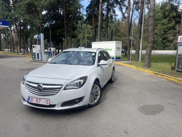 White Opel Insignia 2015 in Riga, with an engine capacity of 2.00 L and mileage of 247 thousand km for 5900 €, photo 1 on AUTOMOTO.COM.LV