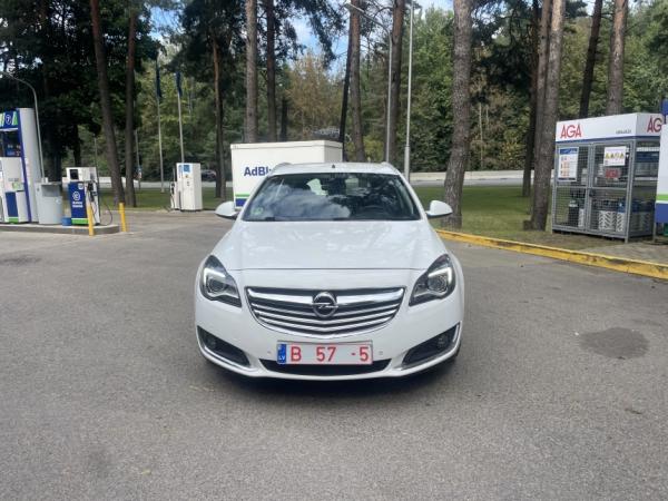 White Opel Insignia 2015 in Riga, with an engine capacity of 2.00 L and mileage of 247 thousand km for 5900 €, photo 3 on AUTOMOTO.COM.LV