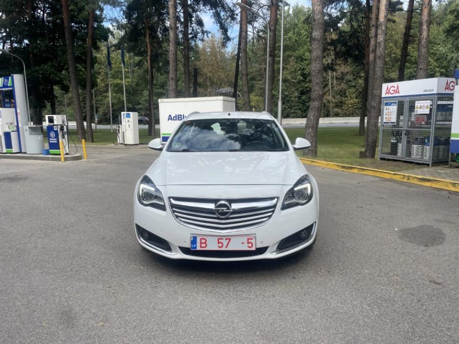 White Opel Insignia 2015 in Riga, with an engine capacity of 2.00 L and mileage of 247 thousand km for 5900 €, photo 4 on AUTOMOTO.COM.LV