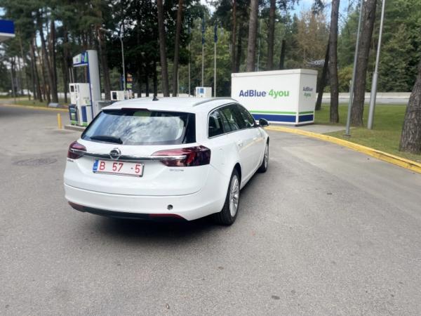 White Opel Insignia 2015 in Riga, with an engine capacity of 2.00 L and mileage of 247 thousand km for 5900 €, photo 4 on AUTOMOTO.COM.LV