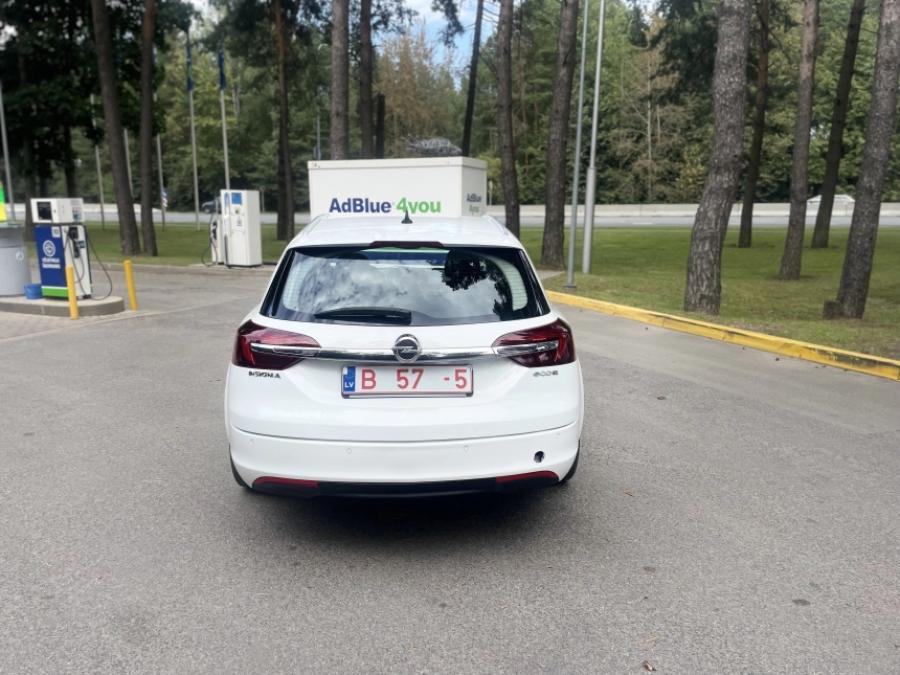 White Opel Insignia 2015 in Riga, with an engine capacity of 2.00 L and mileage of 247 thousand km for 5900 €, photo 7 on AUTOMOTO.COM.LV
