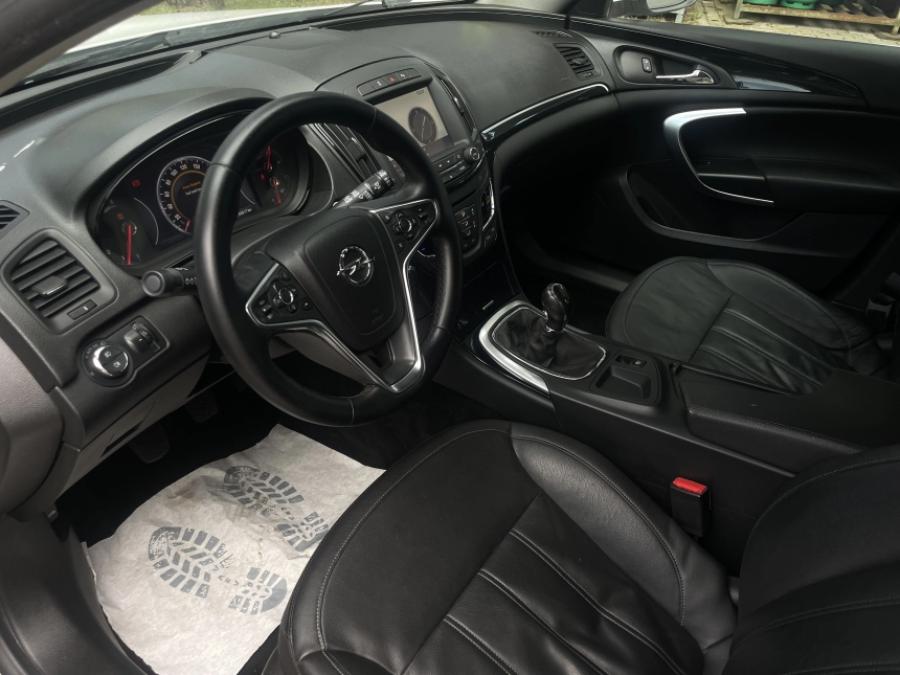 White Opel Insignia 2015 in Riga, with an engine capacity of 2.00 L and mileage of 247 thousand km for 5900 €, photo 9 on AUTOMOTO.COM.LV