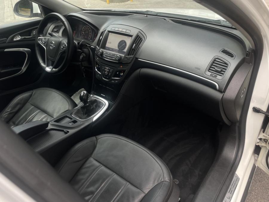 White Opel Insignia 2015 in Riga, with an engine capacity of 2.00 L and mileage of 247 thousand km for 5900 €, photo 10 on AUTOMOTO.COM.LV