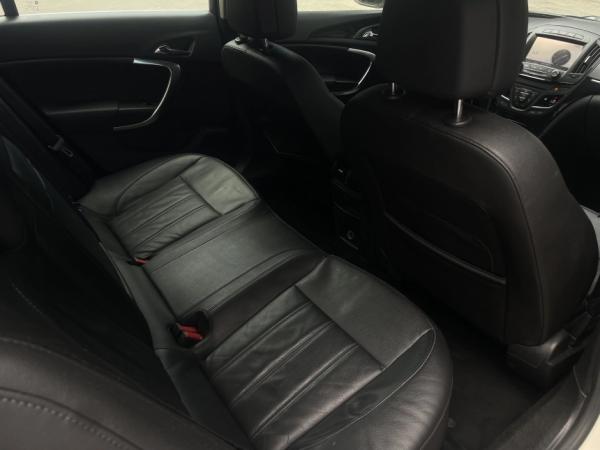 White Opel Insignia 2015 in Riga, with an engine capacity of 2.00 L and mileage of 247 thousand km for 5900 €, photo 10 on AUTOMOTO.COM.LV