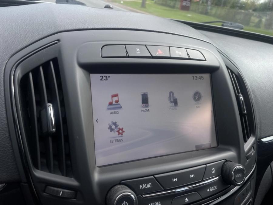 White Opel Insignia 2015 in Riga, with an engine capacity of 2.00 L and mileage of 247 thousand km for 5900 €, photo 14 on AUTOMOTO.COM.LV