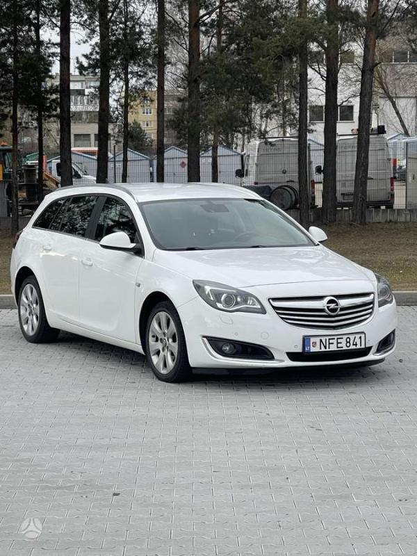 White Opel Insignia 2015 in Siauliai, with an engine capacity of 1.96 L and mileage of 318 thousand km for 4200 €, photo 2 on AUTOMOTO.COM.LV