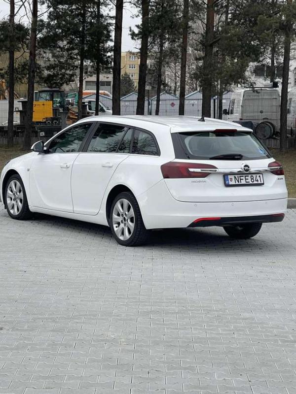 White Opel Insignia 2015 in Siauliai, with an engine capacity of 1.96 L and mileage of 318 thousand km for 4200 €, photo 6 on AUTOMOTO.COM.LV