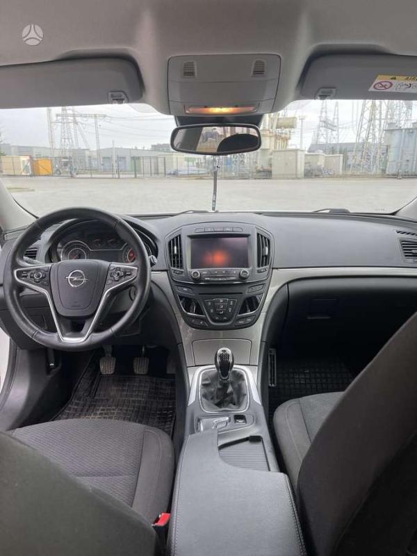 White Opel Insignia 2015 in Siauliai, with an engine capacity of 1.96 L and mileage of 318 thousand km for 4200 €, photo 8 on AUTOMOTO.COM.LV