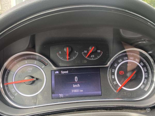 White Opel Insignia 2015 in Siauliai, with an engine capacity of 1.96 L and mileage of 318 thousand km for 4200 €, photo 10 on AUTOMOTO.COM.LV