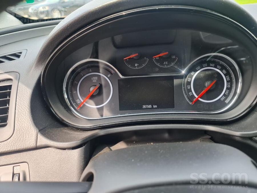 White Opel Insignia 2015 in Cesis, with an engine capacity of 1.60 L and mileage of 288 thousand km for 5200 €, photo 9 on AUTOMOTO.COM.LV