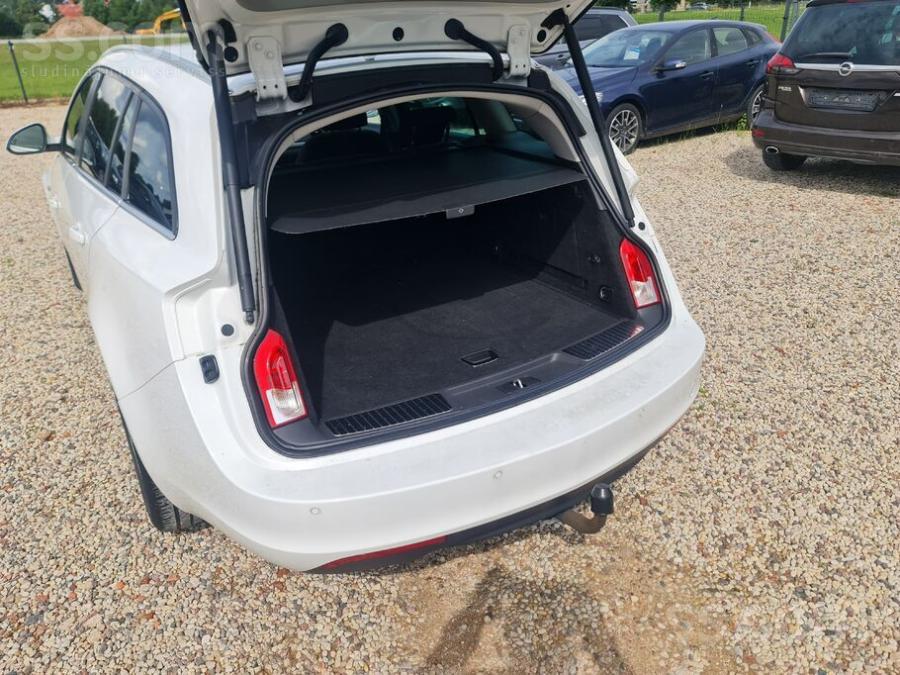 White Opel Insignia 2015 in Cesis, with an engine capacity of 1.60 L and mileage of 288 thousand km for 5200 €, photo 11 on AUTOMOTO.COM.LV
