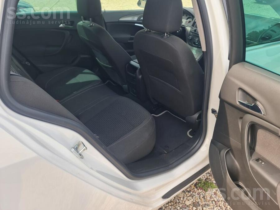 White Opel Insignia 2015 in Cesis, with an engine capacity of 1.60 L and mileage of 288 thousand km for 5200 €, photo 12 on AUTOMOTO.COM.LV