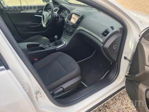 White Opel Insignia 2015 in Cesis, with an engine capacity of 1.60 L and mileage of 288 thousand km for 5200 €, photo 13 on AUTOMOTO.COM.LV