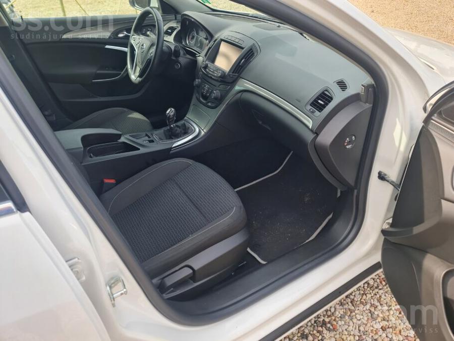 White Opel Insignia 2015 in Cesis, with an engine capacity of 1.60 L and mileage of 288 thousand km for 5200 €, photo 13 on AUTOMOTO.COM.LV