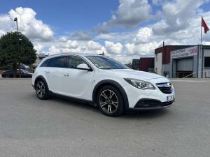 White Opel Insignia 2015 in Kaunas, with an engine capacity of 1.96 L and mileage of 284 thousand km for 4350 €, photo 4 on AUTOMOTO.COM.LV