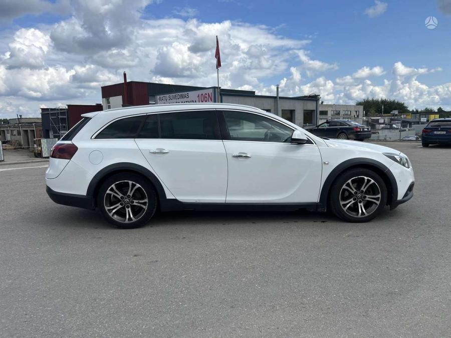 White Opel Insignia 2015 in Kaunas, with an engine capacity of 1.96 L and mileage of 284 thousand km for 4350 €, photo 6 on AUTOMOTO.COM.LV