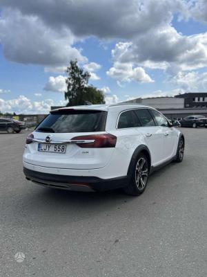White Opel Insignia 2015 in Kaunas, with an engine capacity of 1.96 L and mileage of 284 thousand km for 4350 €, photo 7 on AUTOMOTO.COM.LV
