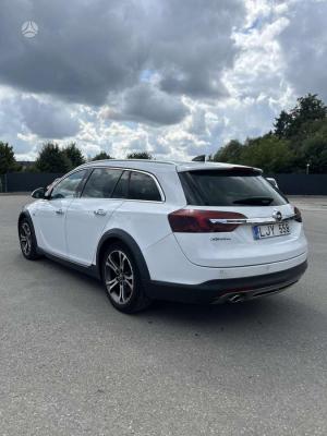 White Opel Insignia 2015 in Kaunas, with an engine capacity of 1.96 L and mileage of 284 thousand km for 4350 €, photo 9 on AUTOMOTO.COM.LV