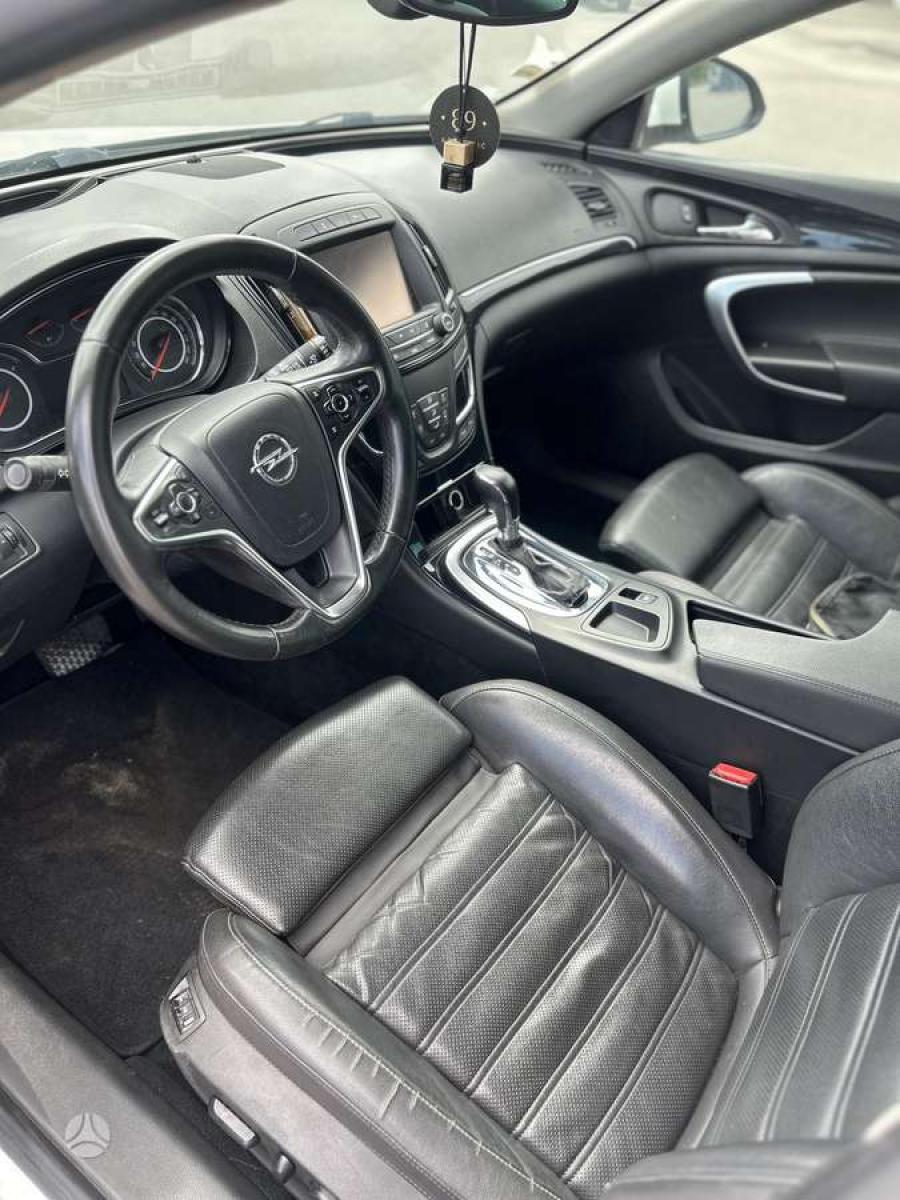 White Opel Insignia 2015 in Kaunas, with an engine capacity of 1.96 L and mileage of 284 thousand km for 4350 €, photo 10 on AUTOMOTO.COM.LV