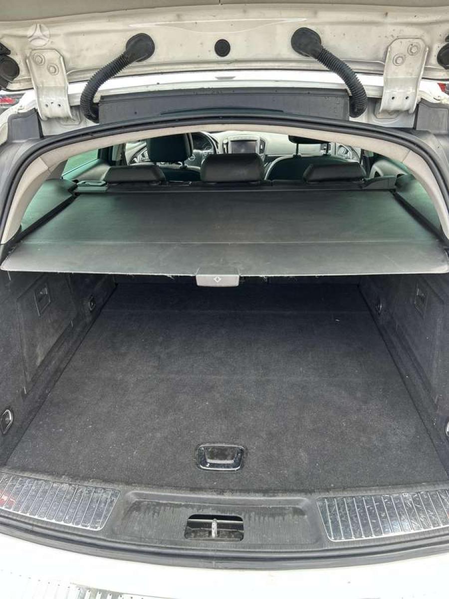 White Opel Insignia 2015 in Kaunas, with an engine capacity of 1.96 L and mileage of 284 thousand km for 4350 €, photo 12 on AUTOMOTO.COM.LV
