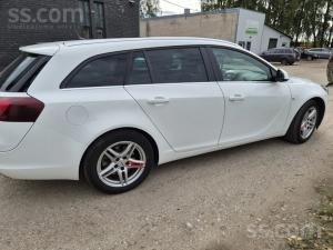 White Opel Insignia 2015 in Kuldiga, with an engine capacity of 2.00 L and mileage of 259 thousand km for 5100 €, photo 5 on AUTOMOTO.COM.LV