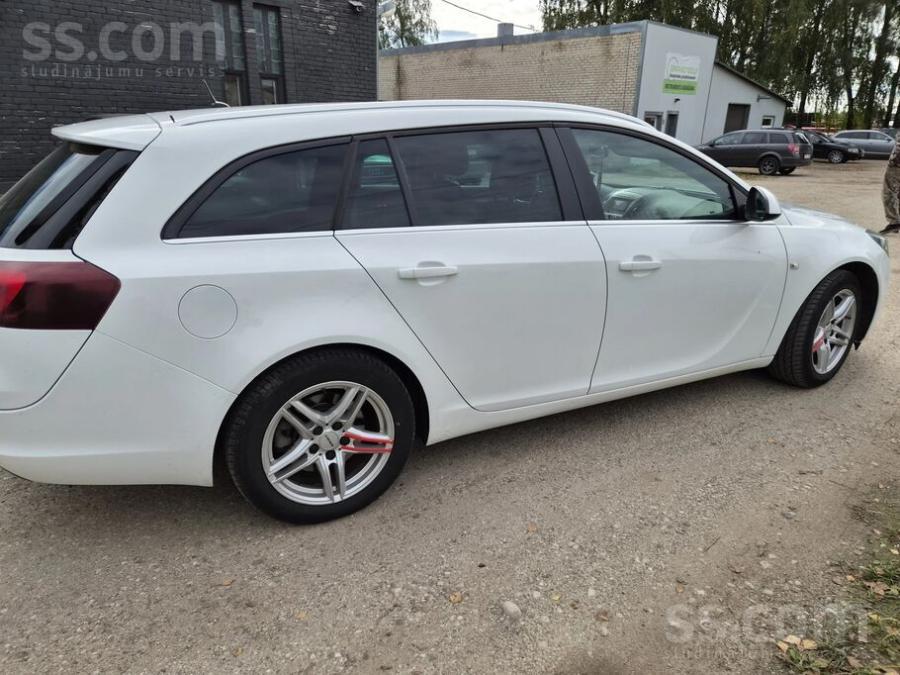 White Opel Insignia 2015 in Kuldiga, with an engine capacity of 2.00 L and mileage of 259 thousand km for 5100 €, photo 5 on AUTOMOTO.COM.LV