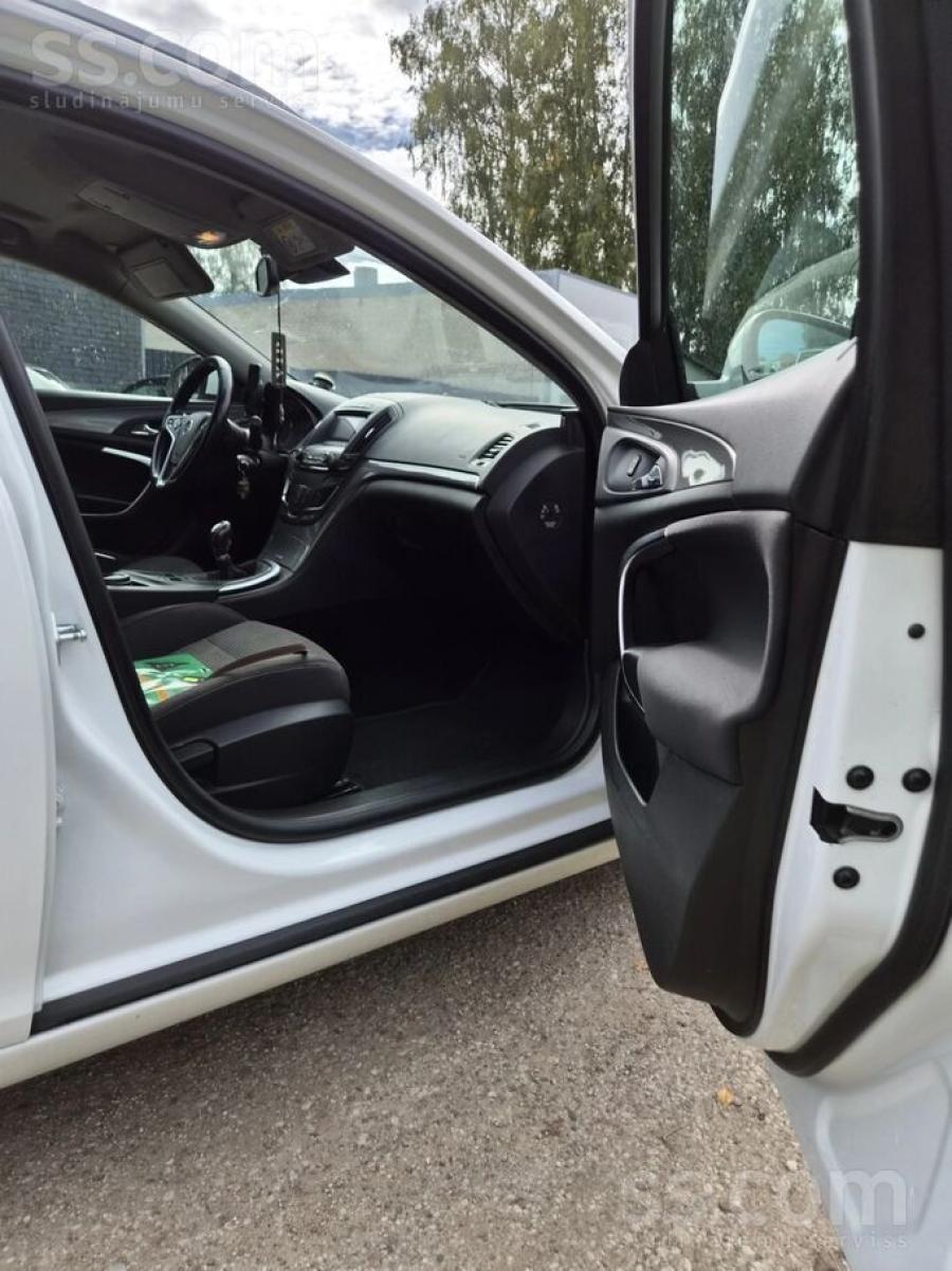 White Opel Insignia 2015 in Kuldiga, with an engine capacity of 2.00 L and mileage of 259 thousand km for 5100 €, photo 8 on AUTOMOTO.COM.LV