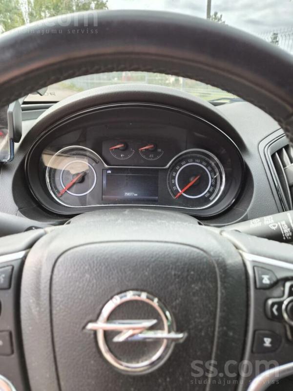 White Opel Insignia 2015 in Kuldiga, with an engine capacity of 2.00 L and mileage of 259 thousand km for 5100 €, photo 11 on AUTOMOTO.COM.LV