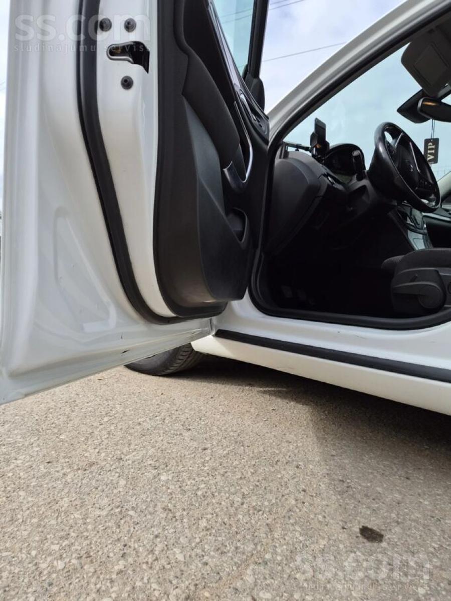 White Opel Insignia 2015 in Kuldiga, with an engine capacity of 2.00 L and mileage of 259 thousand km for 5100 €, photo 12 on AUTOMOTO.COM.LV