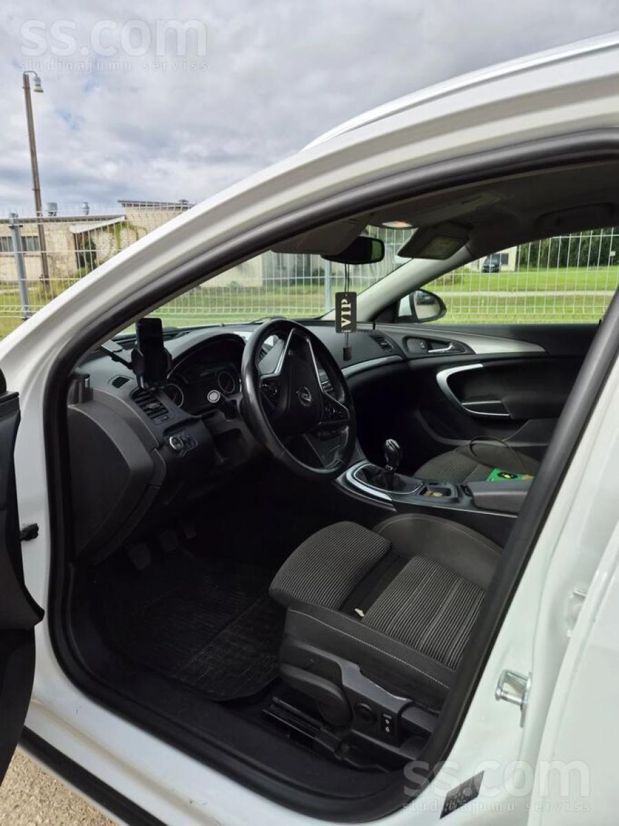 White Opel Insignia 2015 in Kuldiga, with an engine capacity of 2.00 L and mileage of 259 thousand km for 5100 €, photo 14 on AUTOMOTO.COM.LV