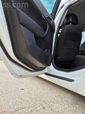 White Opel Insignia 2015 in Kuldiga, with an engine capacity of 2.00 L and mileage of 259 thousand km for 5100 €, photo 15 on AUTOMOTO.COM.LV