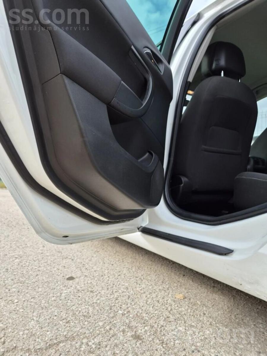 White Opel Insignia 2015 in Kuldiga, with an engine capacity of 2.00 L and mileage of 259 thousand km for 5100 €, photo 15 on AUTOMOTO.COM.LV