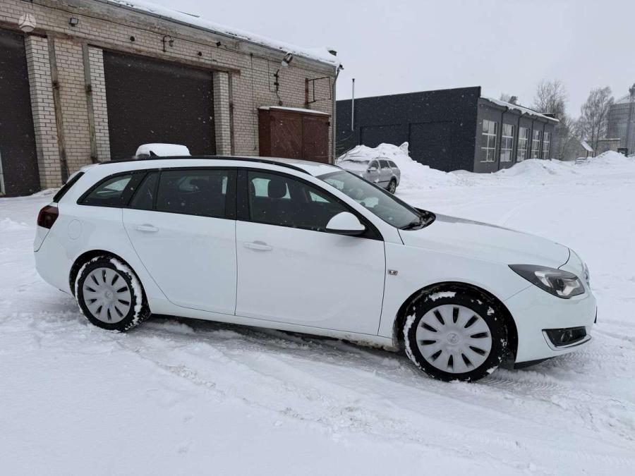 White Opel Insignia 2016 in Panevezys, with an engine capacity of 1.60 L and mileage of 253 thousand km for 6600 €, photo 11 on AUTOMOTO.COM.LV