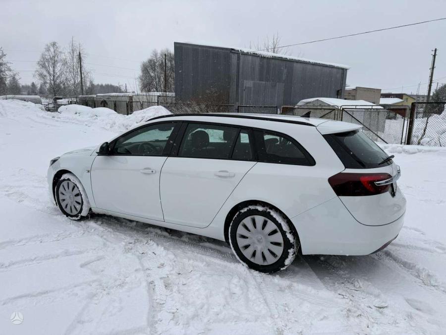 White Opel Insignia 2016 in Panevezys, with an engine capacity of 1.60 L and mileage of 253 thousand km for 6600 €, photo 12 on AUTOMOTO.COM.LV