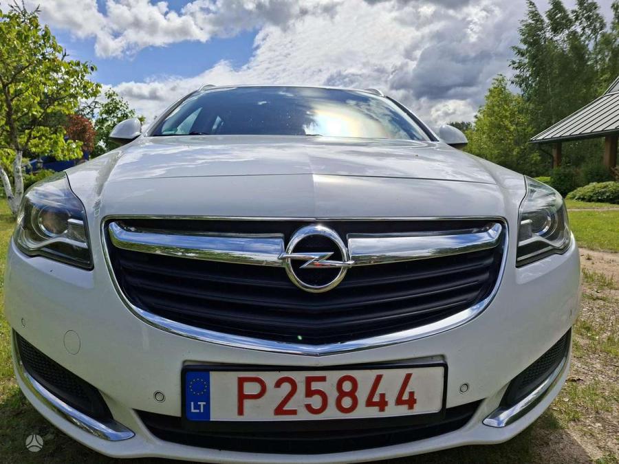 White Opel Insignia 2016 in Vilnius, with an engine capacity of 0.20 L and mileage of 250 thousand km for 4600 €, photo 1 on AUTOMOTO.COM.LV