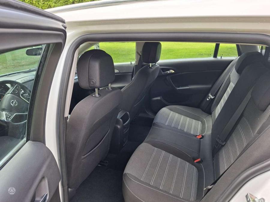 White Opel Insignia 2016 in Vilnius, with an engine capacity of 0.20 L and mileage of 250 thousand km for 4600 €, photo 13 on AUTOMOTO.COM.LV