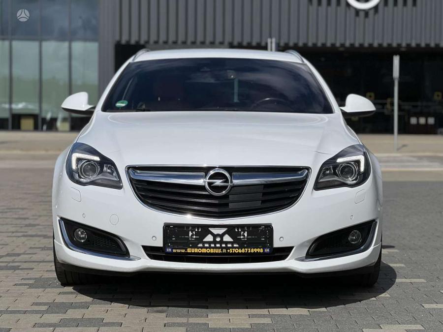 White Opel Insignia 2016 in Siauliai, with an engine capacity of 1.96 L and mileage of 205 thousand km for 7300 €, photo 5 on AUTOMOTO.COM.LV