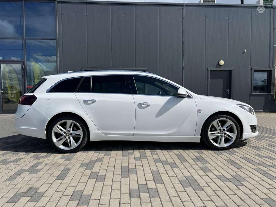White Opel Insignia 2016 in Siauliai, with an engine capacity of 1.96 L and mileage of 205 thousand km for 7300 €, photo 6 on AUTOMOTO.COM.LV