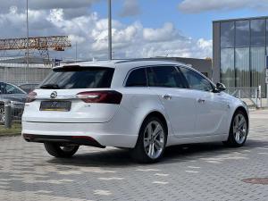 White Opel Insignia 2016 in Siauliai, with an engine capacity of 1.96 L and mileage of 205 thousand km for 7300 €, photo 9 on AUTOMOTO.COM.LV