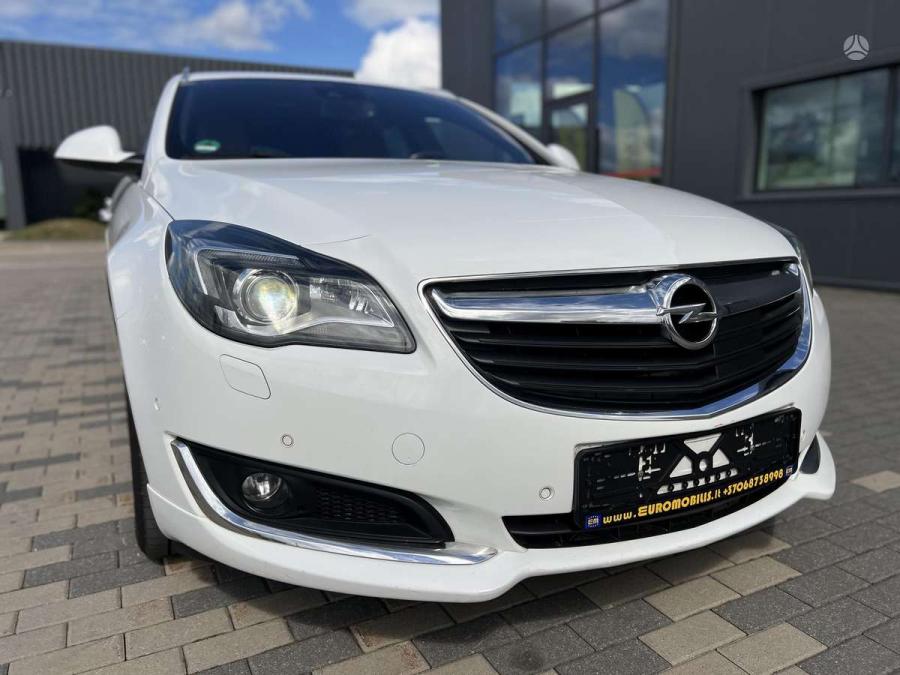 White Opel Insignia 2016 in Siauliai, with an engine capacity of 1.96 L and mileage of 205 thousand km for 7300 €, photo 12 on AUTOMOTO.COM.LV